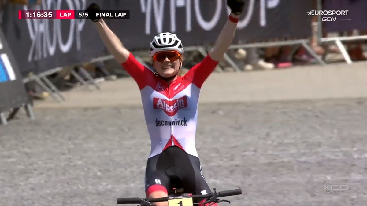 Puck Pieterse boekt 2e wereldbekerzege: van start tot finish op kop in ...